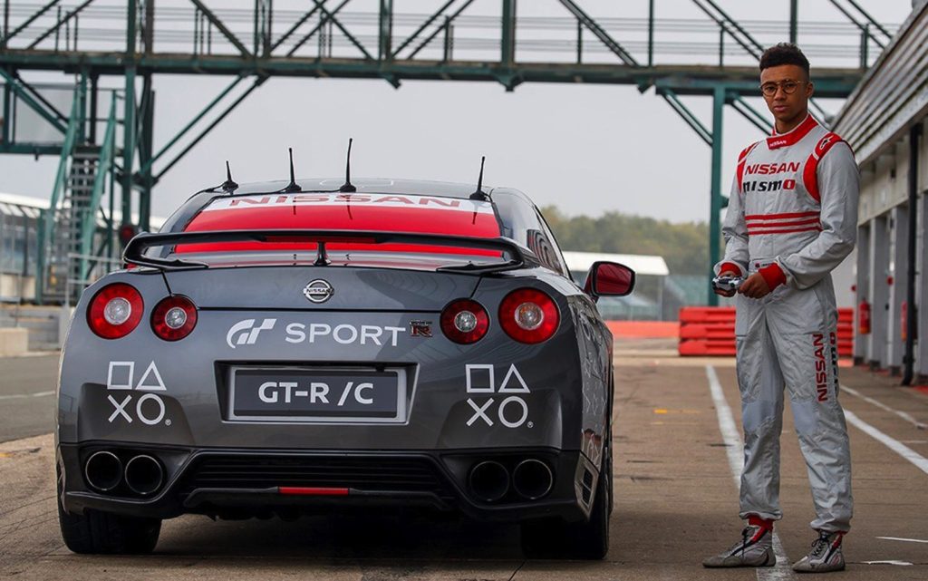 Nissan GT-R guidata con game controller - MotorAge New Generation