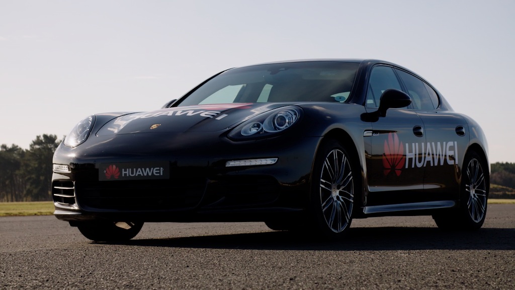 Con lo smartphone al volante. I test di Huawei - MotorAge New Generation